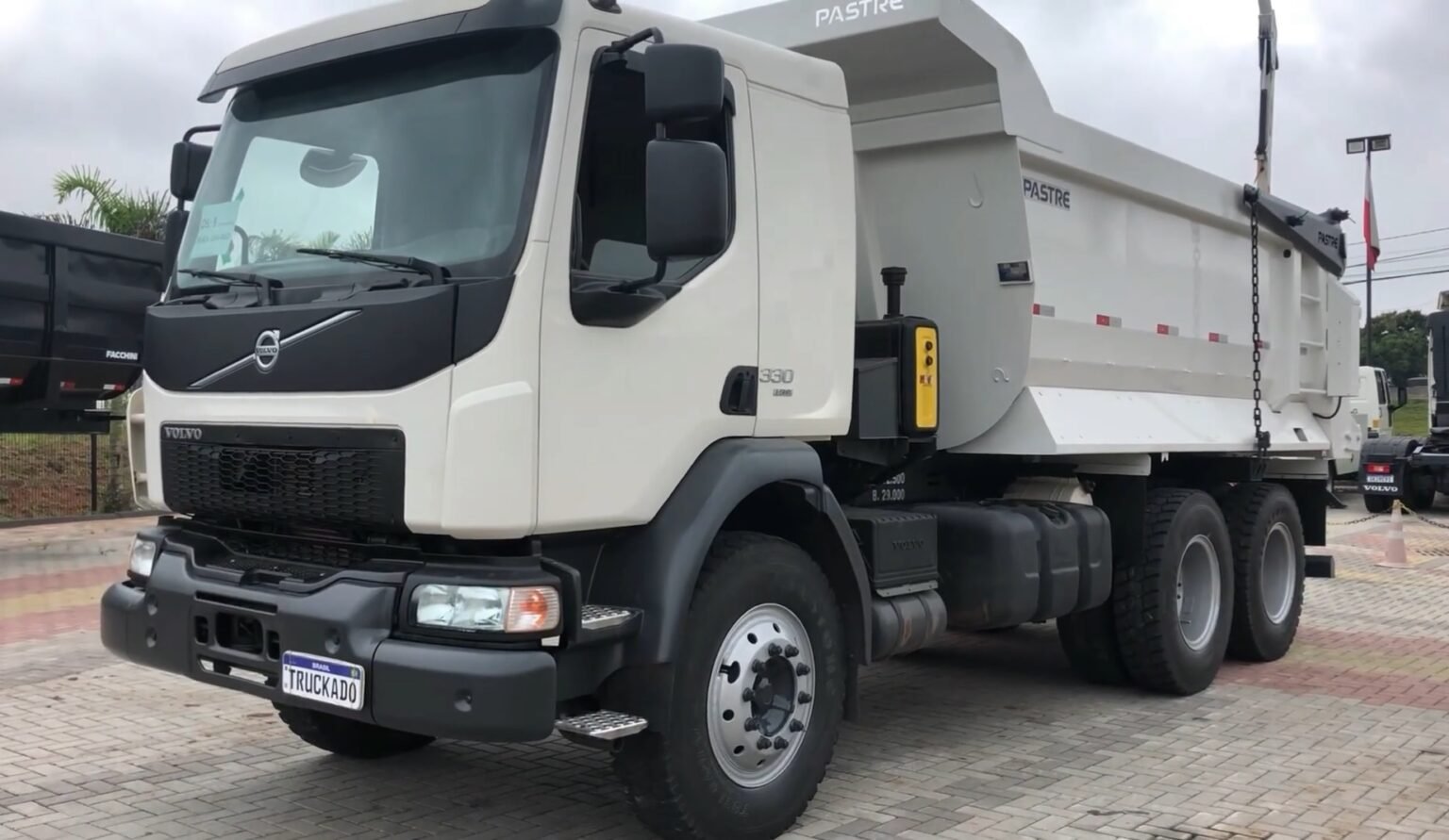 Veja o preço do Volvo VMX MAX 360 equipado com caçamba - Brasil do Trecho