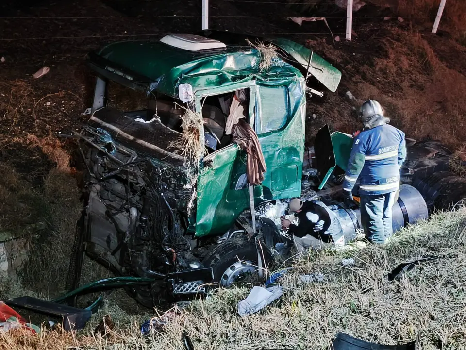 Caminhoneiro é arremessado de cabine em capotamento e sobrevive por milagre na BR-116 - Brasil ...