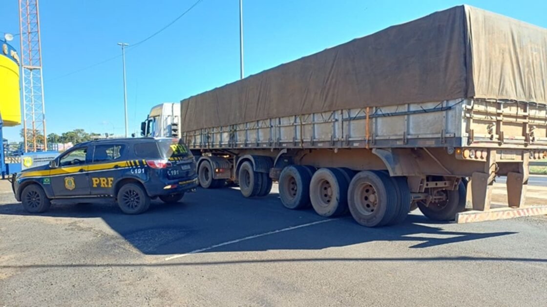 PRF flagra carreta de transportadora com placa falsa e documento ...